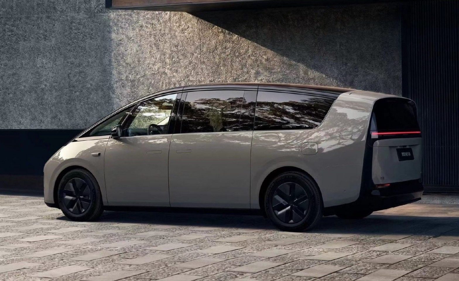 The Electric MPV, Li MEGA, with a Range of 714 KM, 544 HP, and 7 Seats is Now Available for Sale!